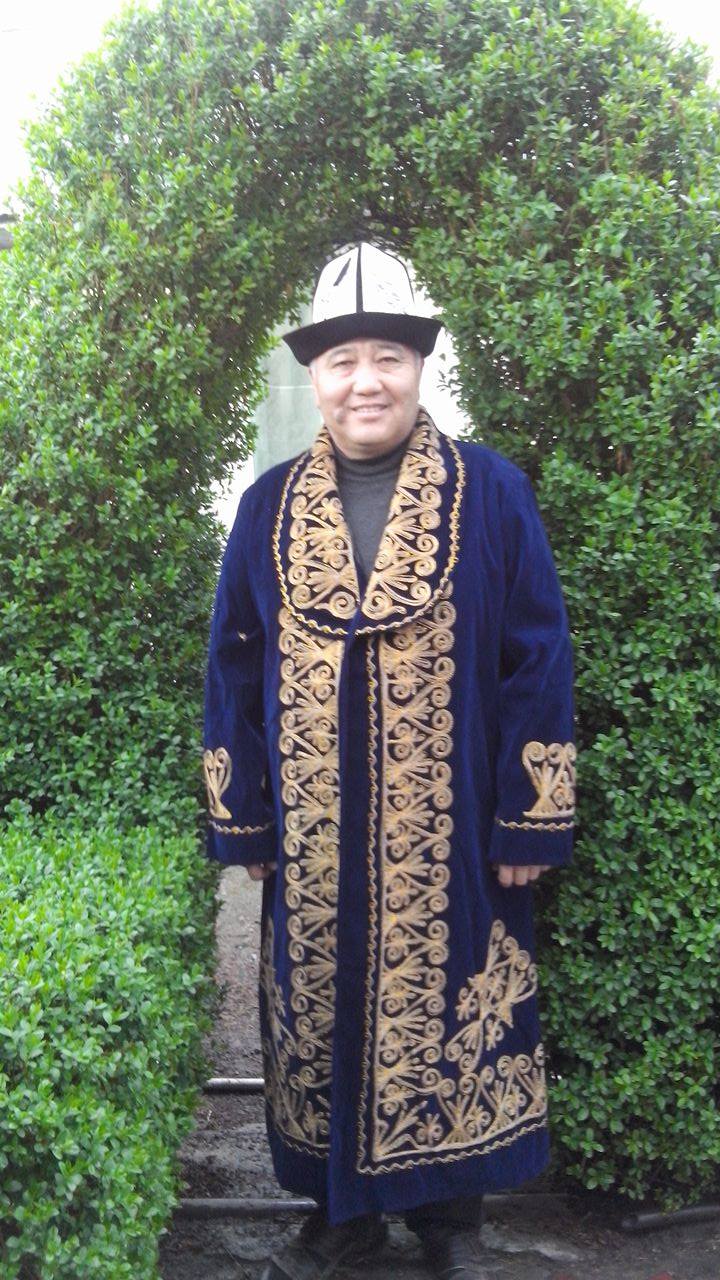 AUCA die erste: Des Kirgisen neue traditionelle Kleider